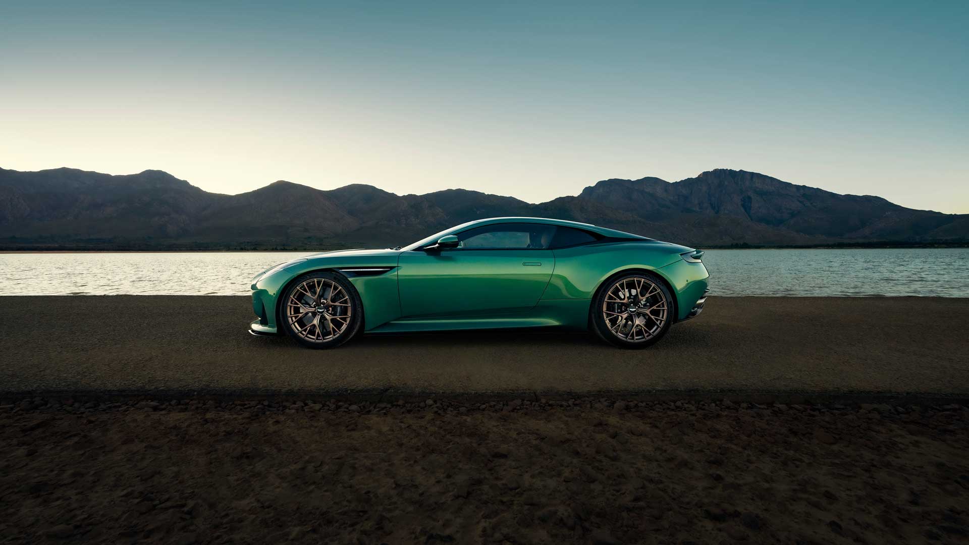 Aston Martin DB12, la super tourer inglese | Robb Report Italia